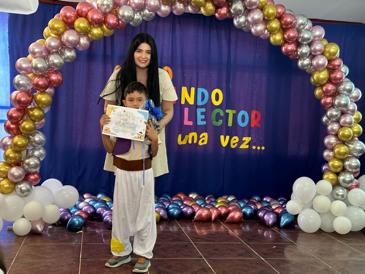 EMOCIÓN Y SORPRESA EN EL TRADICIONAL ACTO MUNDO LECTOR – Colegio Entre ...
